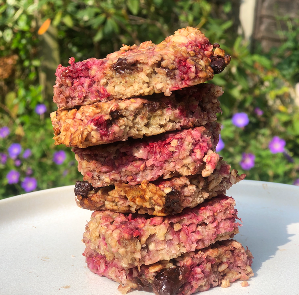 Lunchbox Recipe Inspiration 💚 Raspberry & Choc Chip Flapjacks - Wildly ...